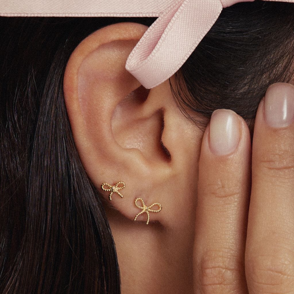 Gold Miles Micro Bow Piercing | Fine Piercings | Adornmonde